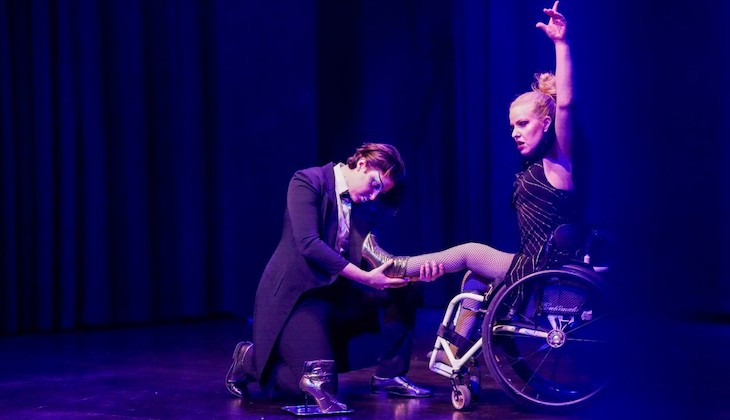 Slängande hår och gungande höfter blir till ord under syntolkad ...